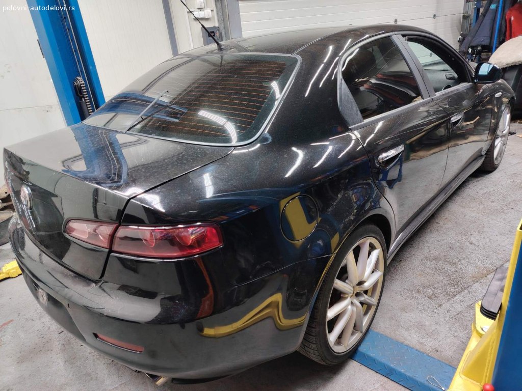 Alfa Romeo 159 zadnji branik kod boje 601 Originalni delovi