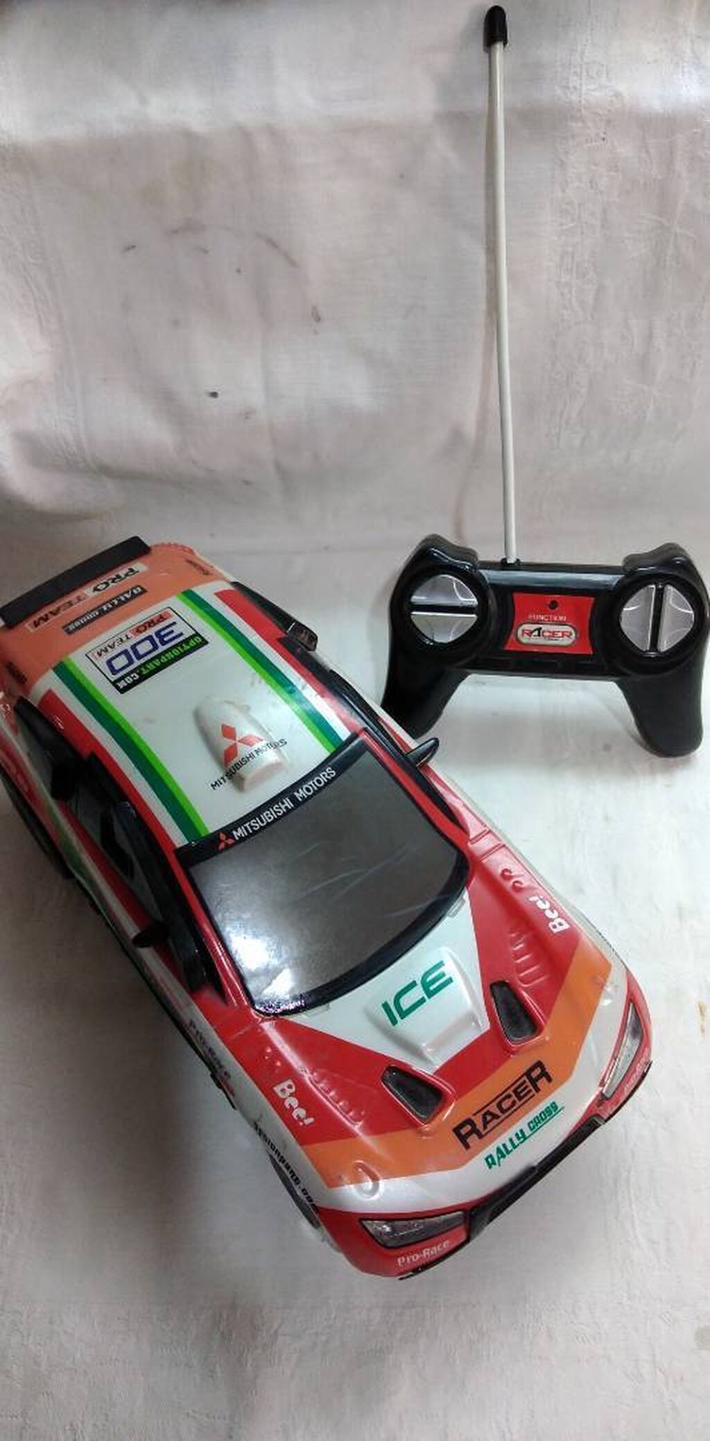 Na daljinski Mitsubishi Racer,27 mHz,1:18 (28 cm) svetli napred, bez