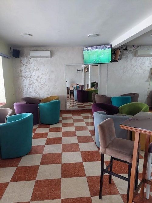 Potrebne djevojke, Caffe Enigma