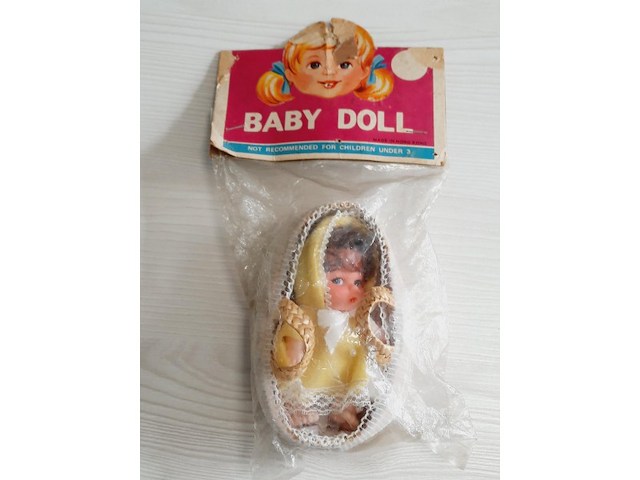 Baby doll lutkica u pletenoj korpici