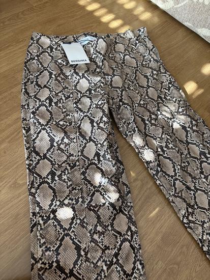 Bershka pantalone sa leopard printom