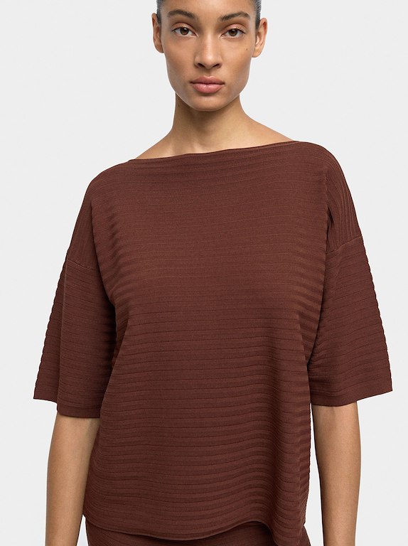SHORT-SLEEVED KNIT TOP