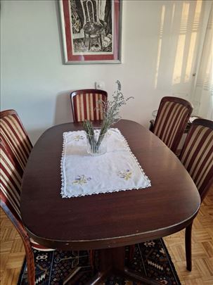 Trpezarijski sto