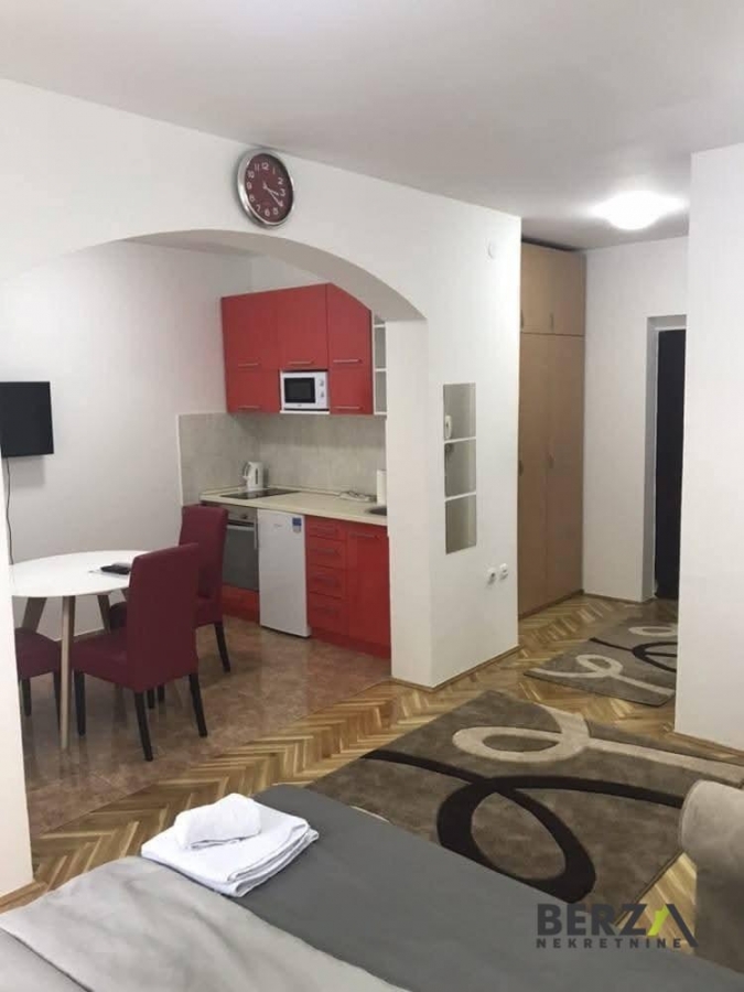 LEPA KOMFORNA GARSONJERA U CENTRU