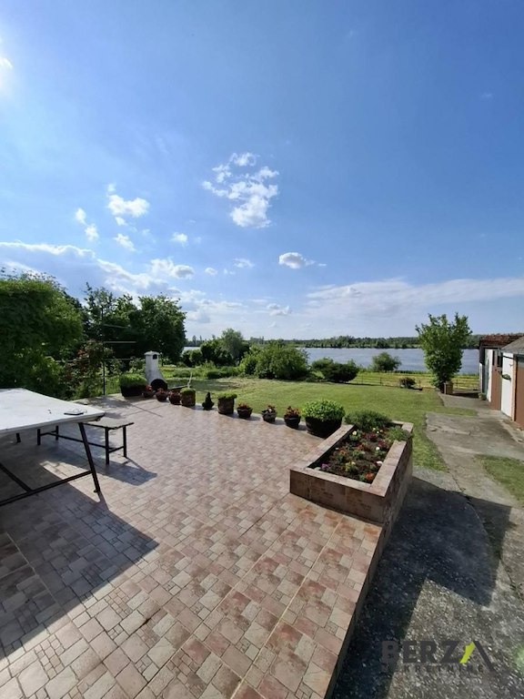 Izdaje se kompletno nameštena kuća pored reke – Banostor, 90 m² + vinski podrum i letnja kuhinja!