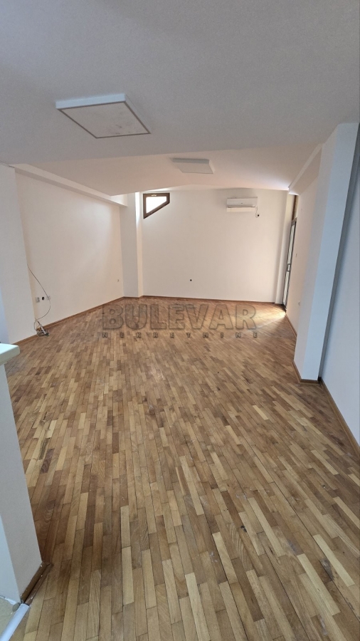 Izdaje se poslovni prostor u centru grada, 51m2