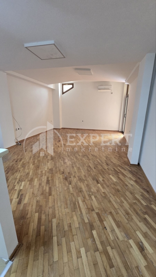 Izdaje se poslovni prostor u centru grada, 51m2