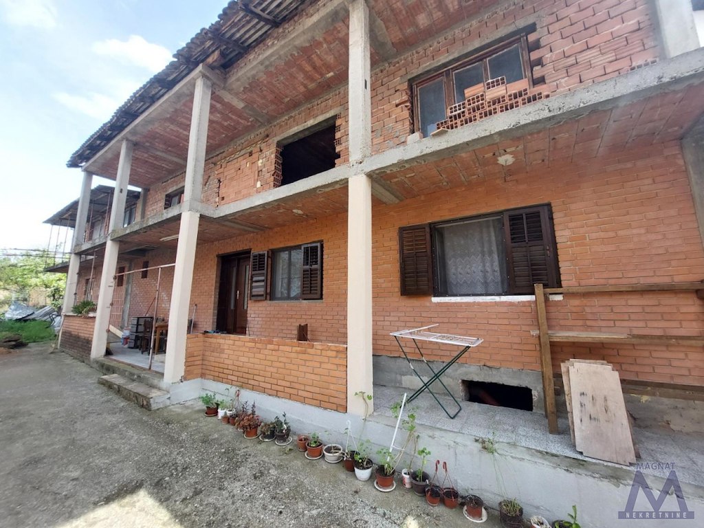 Sremski Karlovci - blizina centra, na prodaju nezavršen objekat Po+P+ 1 u sirovom stanju, mogućnoćst