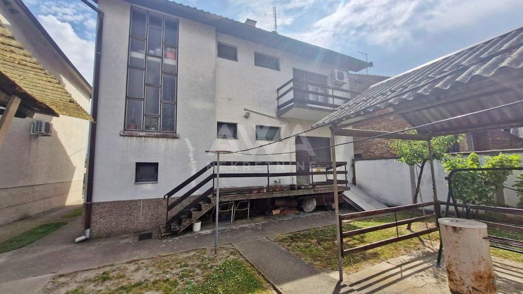 Apatin, Kuća spratnica 236 m2, plac 443 m2