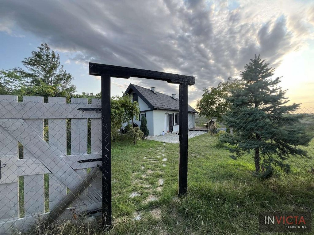 Simpatična vikendica sa prelepim pogledom