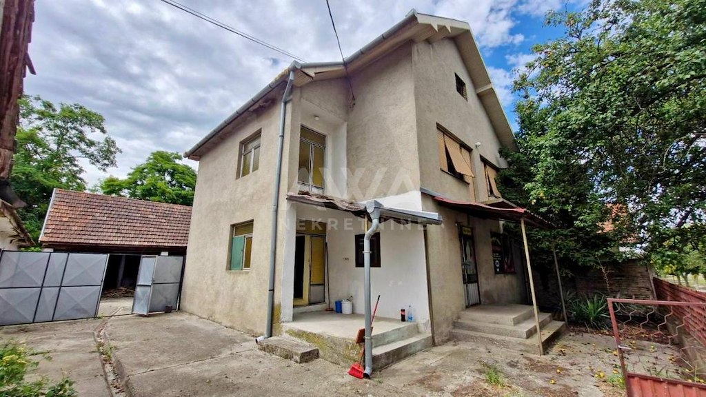 Bački Gračac, spratna kuća sa velikim placem
