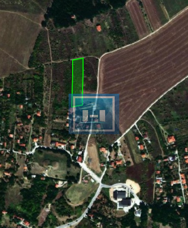Parcela veće površine na brdu