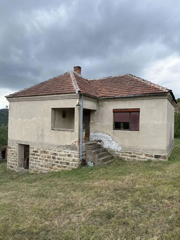 Prodajem kucu u selu Viča-Lučani