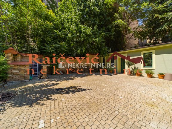 210m2, CENTAR ,3 poslovni prostor