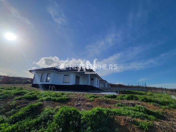 Sopot, Nemenikuće, Lux kuća 136m2, 10 ari, bazen 7×4, odmah useljivo! ID#21458