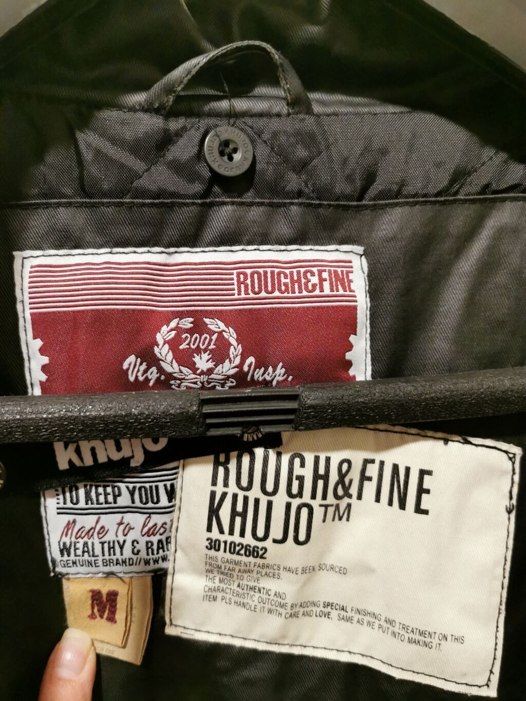 Unisex jakna marke Khujo Rough & Fine, crne boje. Dizajnirana je