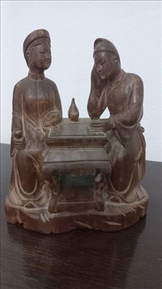 Ručno rezbarena drvena statua muškarca i žene