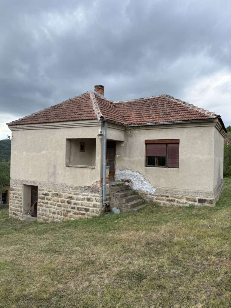 Prodajem kucu u selu Viča-Lučani