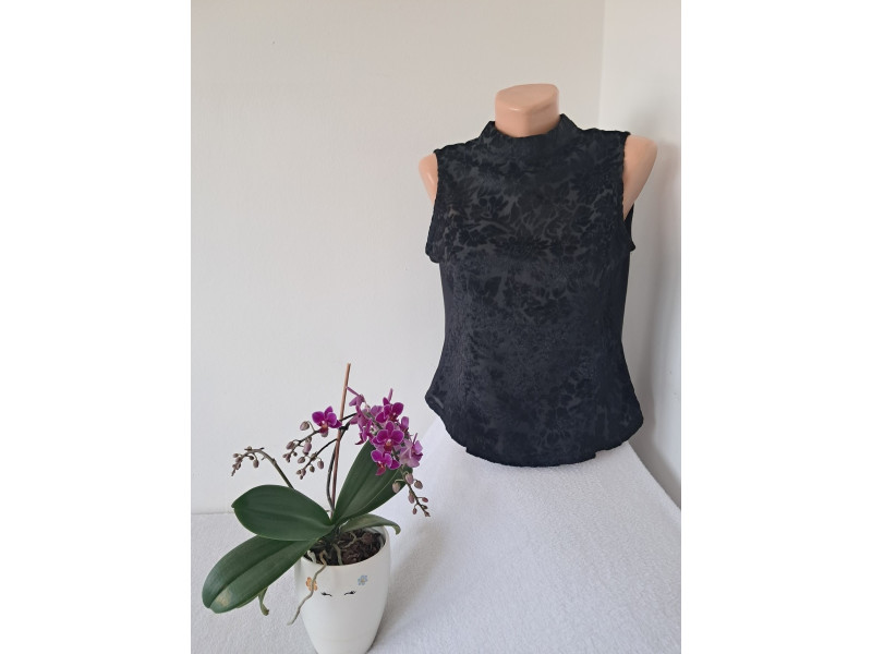 Crna bluza sa plisanim dezenom vel 40