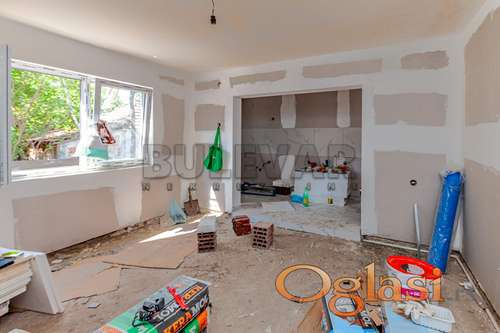 Renovirana kuća u G.Komrenu, dve etaže po 102 m2, pomoćne zgrade 176 m2, plac 18,3 ara