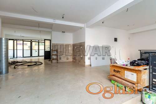 Lokal u prizemlju novogradnje, strogi centar, 165 m2 u dva nivoa + 70 m2 (bašta)