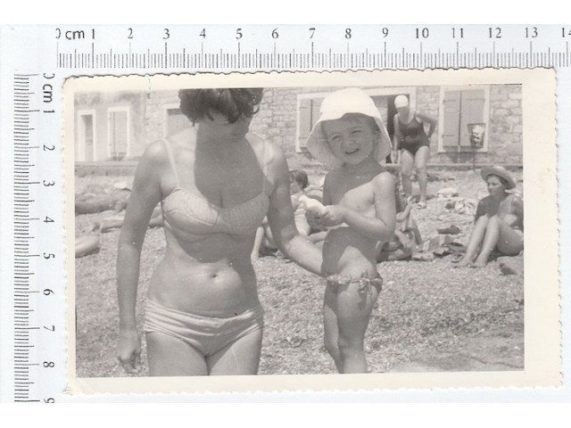 Majka sa detetom na plaži