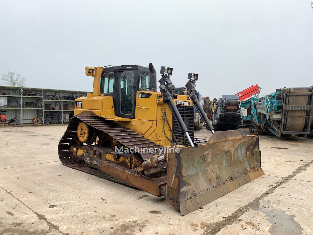 Caterpillar D6T buldožer