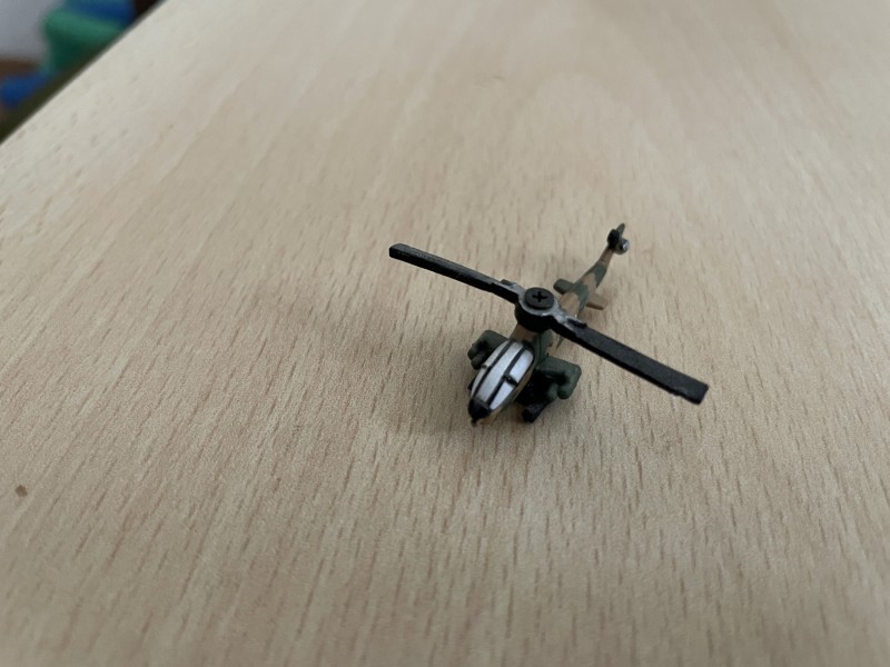 Helikopter,oko 3cm, ofarban, sa detaljima