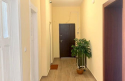 Izdavanje luksuzan salonski stan 57 m² na keju – renoviran i kompletno opremljen