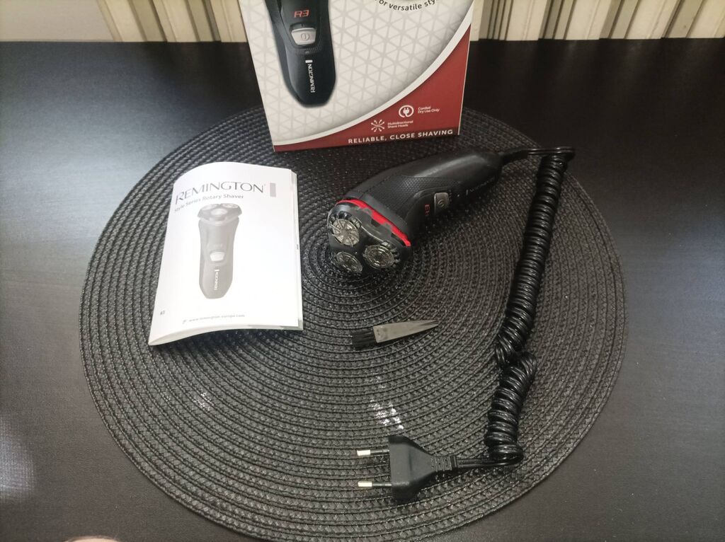 Na prodaju mašinica za brijanje marke Remington, sa rasklopivim