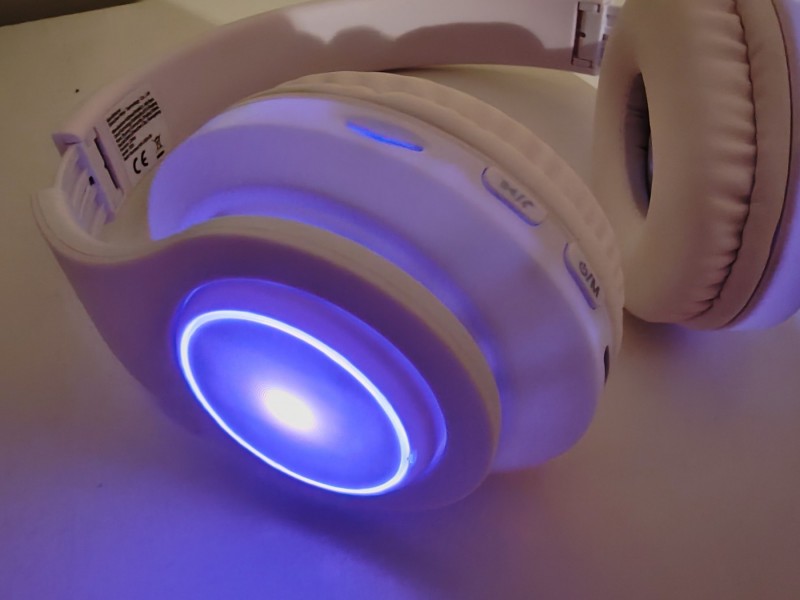 BLUETOOTH SLUŠALICE BELE SA SVETLIMA