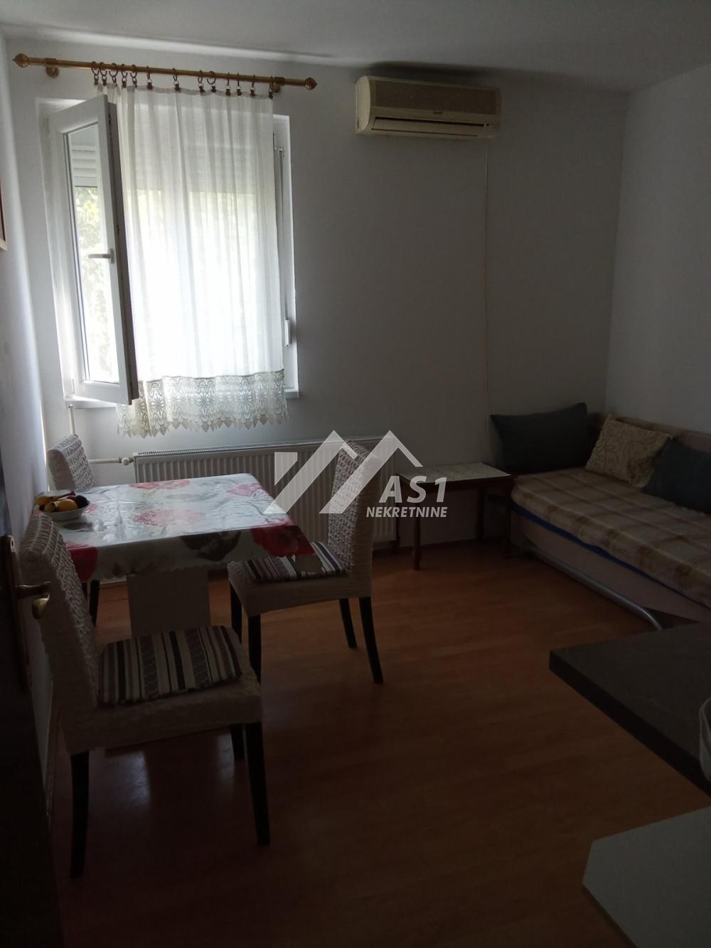 Izdajem lep jednoiposoban stan na Grbavici !! ID#3246 330 €