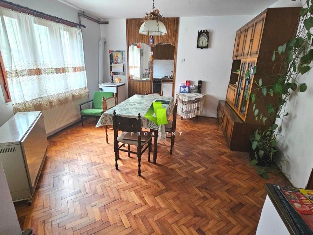 Kuća na prodaju, 285m2, 300.000€