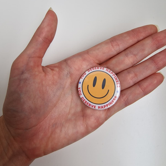 Bedž "You Deserve Happiness" – smiley motiv