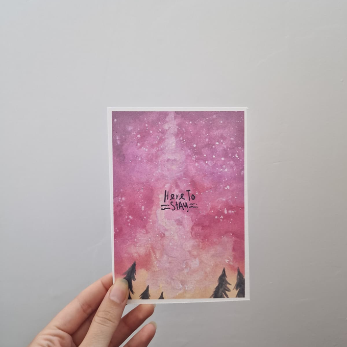 Art kartica Here to Stay sa motivom neba i šume