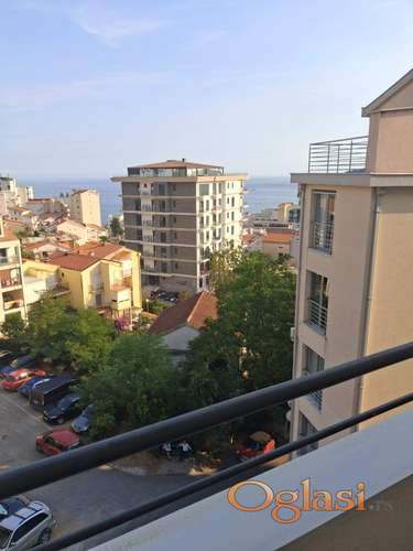 Dva 1-sobna stana u Becicima. Sa garažom i pogledom na more