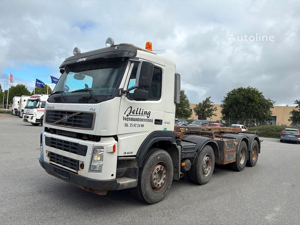 Volvo FM440 kamion sa kukom za podizanje tereta