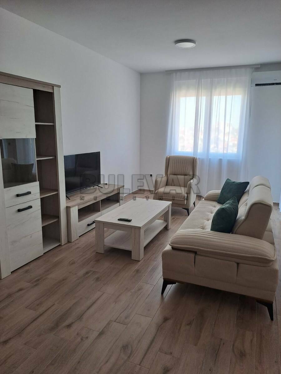 Izdaje se namešten stan na Vašarištu