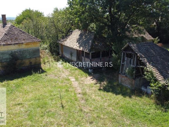 Plac sa starim objektima 36 ari, Ub, Trlić – 18 000€