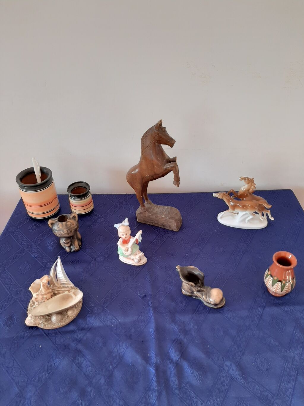 Razne pepeljare, razni svecnjaci, porcelanske i keramicke figure