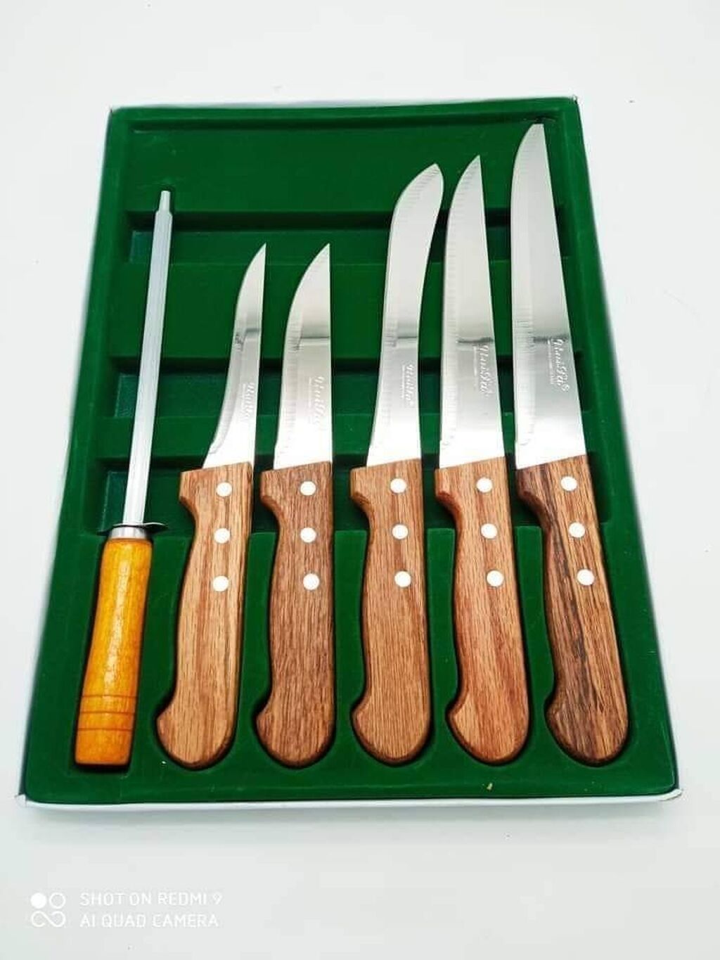 Set od 5 noževa + oštrač noževa Cena Samo 1450 dinara. Porucite odmah