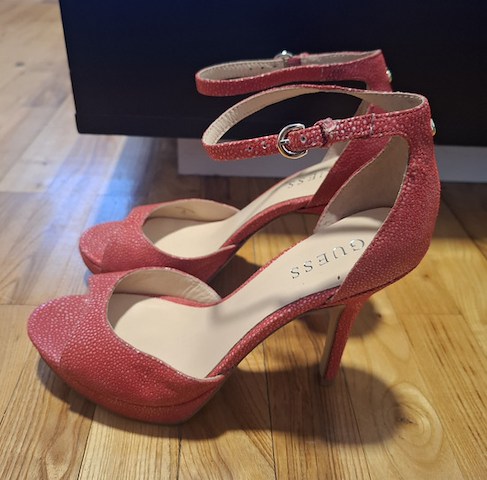 **GUESS ORIGINAL ZENSKE SANDALE 39**