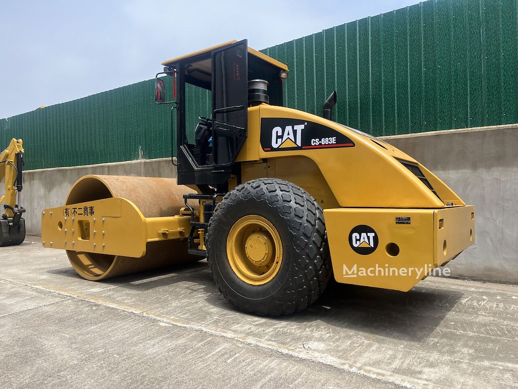 Caterpillar CS683E kompaktor s jednim valjkom