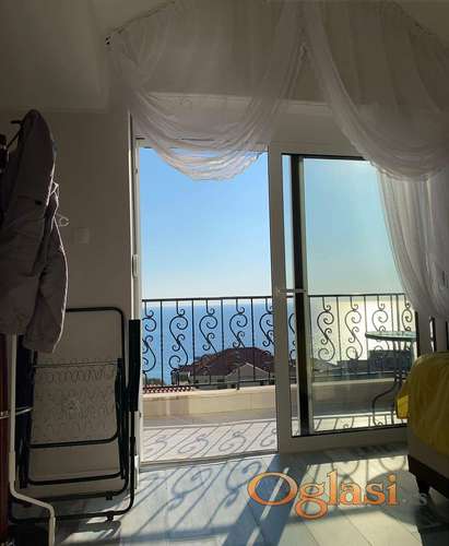 Cetverosoban penthouse s pogledom na more na Svetom Stefanu