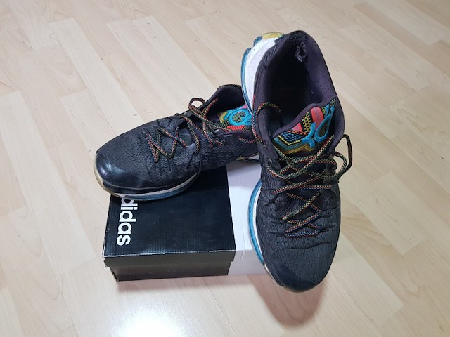 KD 8 I Trae Young patike broj 48,5