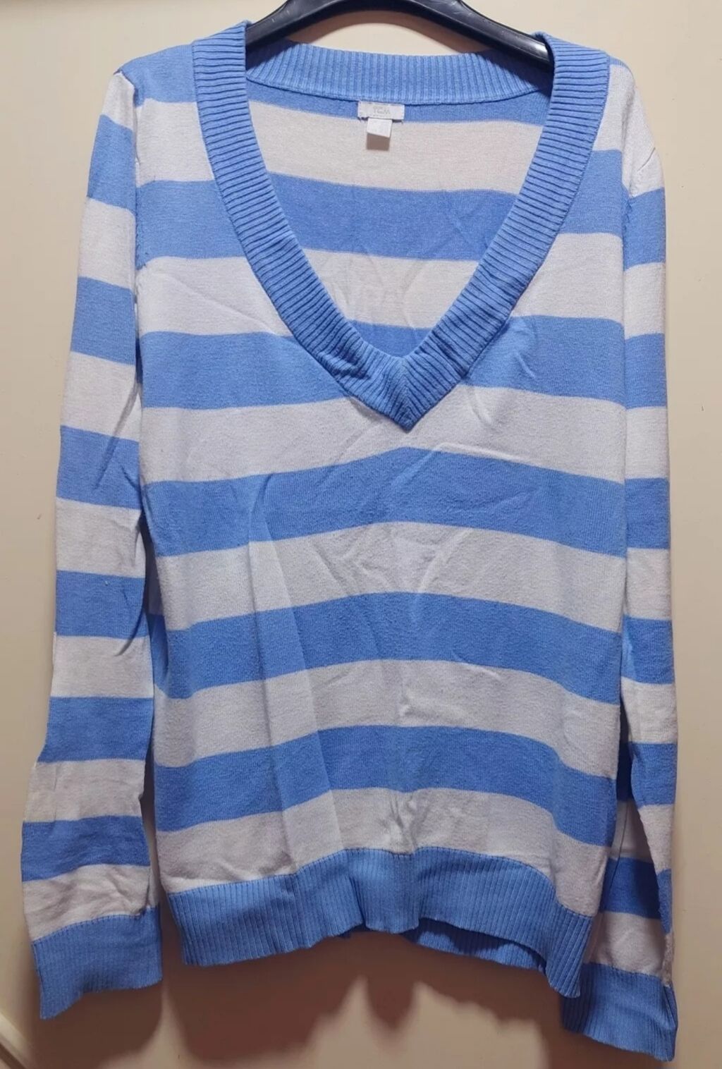 Bluza sa V-izrezom, idealan za svakodnevno nošenje. Karakteriše ga