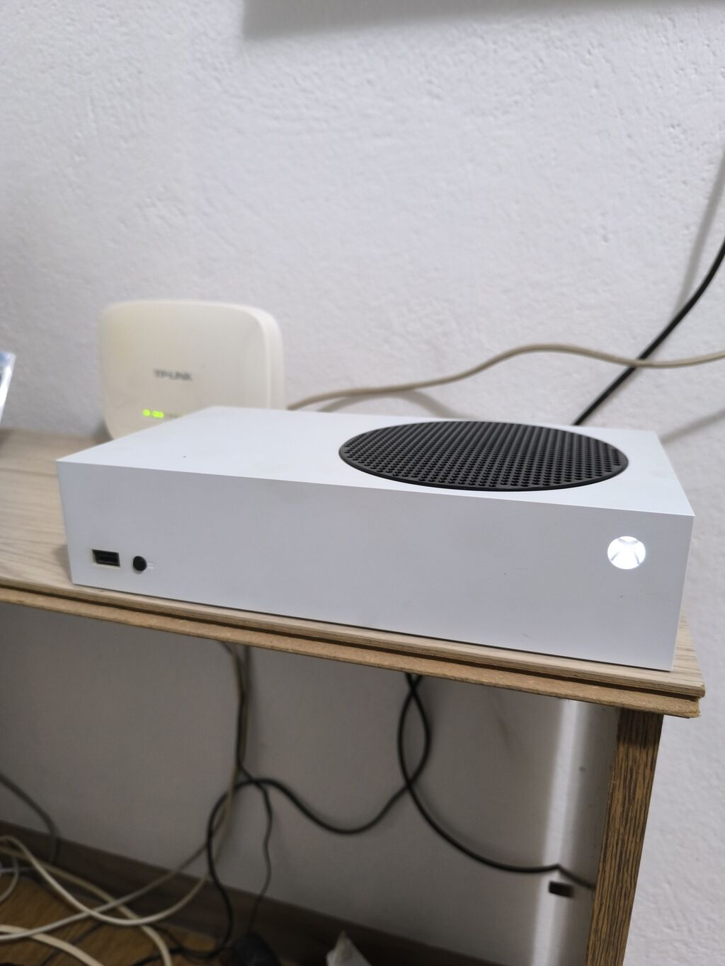 Xbox Series S U kompletu dobijate: - Konzola - Dzojstik - Hdmi kabl -