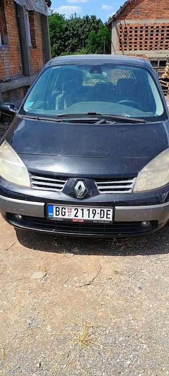 Monovolumen vozilo marke Renault, model Scenic. Vozilo je crne boje sa