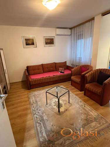 ODLIČAN DVOSOBAN STAN U BALZAKOVOJ ULICI - USELJIV ODMAH !