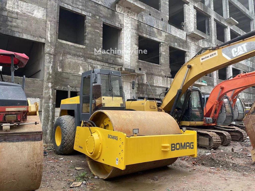 BOMAG bw217 kompaktor s jednim valjkom